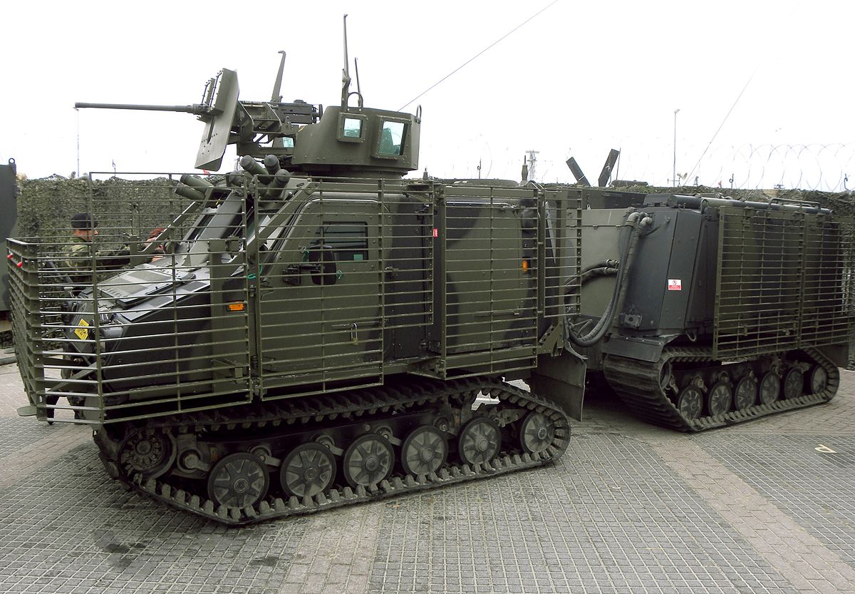 陸の珍兵器「関節連結型トレーラー型装甲車！？BvS10ヴァイキング」｜サバゲーアーカイブ